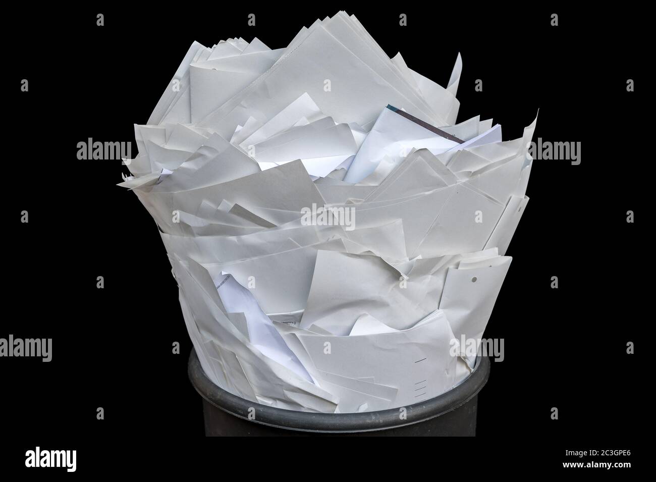 Cestino di rifiuti affollato come simbolo di un elevato consumo di ...