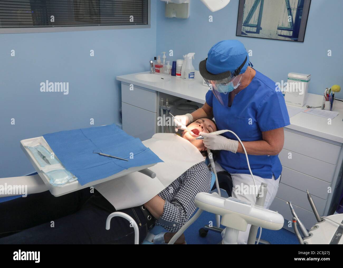 Pulizia dei denti immagini e fotografie stock ad alta risoluzione - Alamy