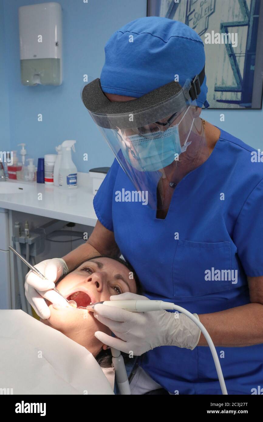 Pulizia dei denti immagini e fotografie stock ad alta risoluzione - Alamy