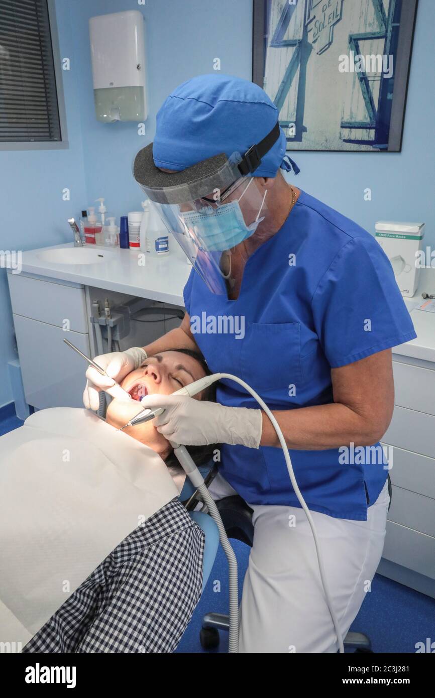 Pulizia dei denti immagini e fotografie stock ad alta risoluzione - Alamy