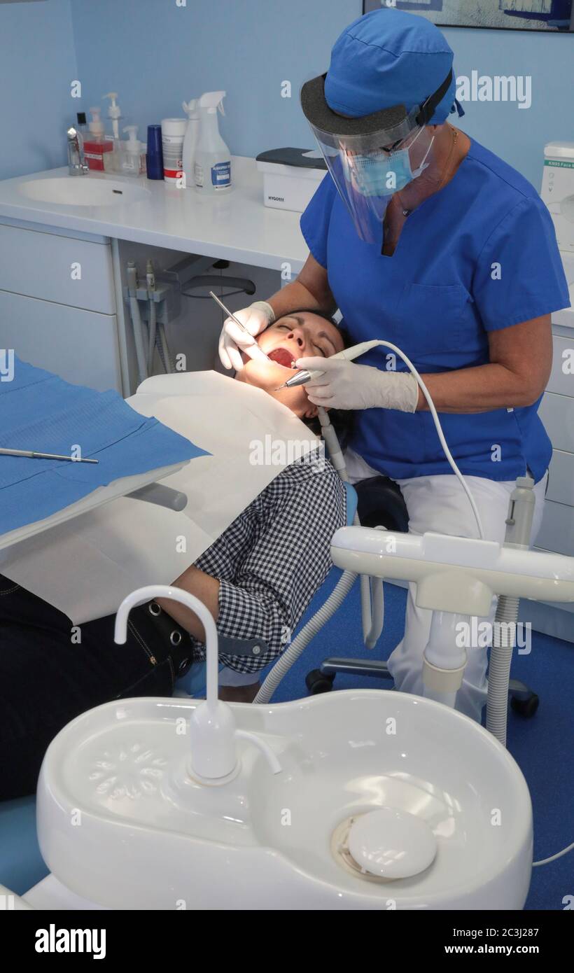 Pulizia dei denti immagini e fotografie stock ad alta risoluzione - Alamy