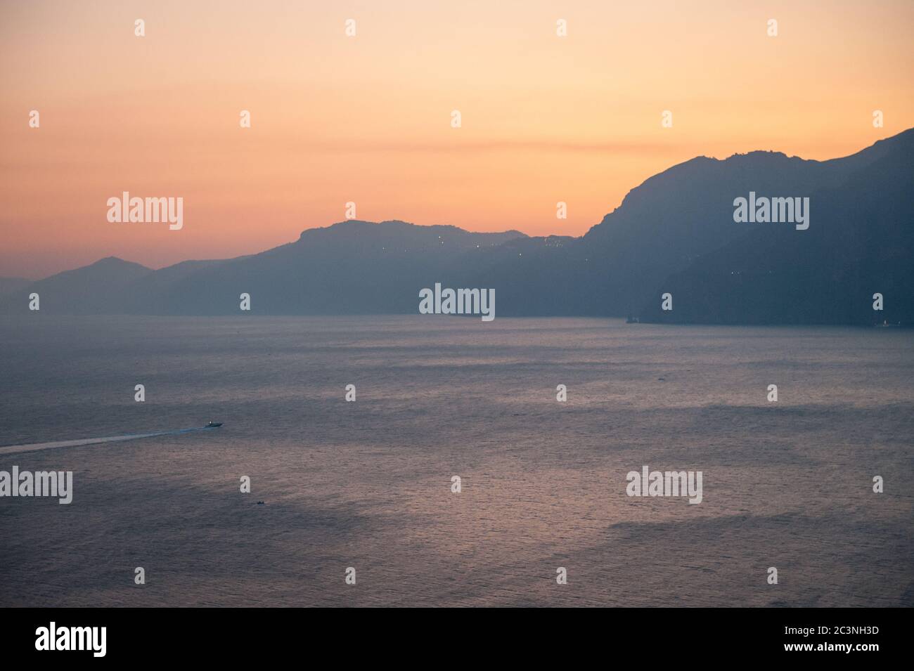 Costiera amalfitana in barca al tramonto immagini e fotografie stock ad alta risoluzione - Alamy
