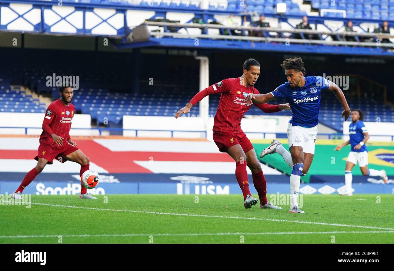 Dominic Calvert-Lewin di Everton (a destra) fa passare la palla davanti ...