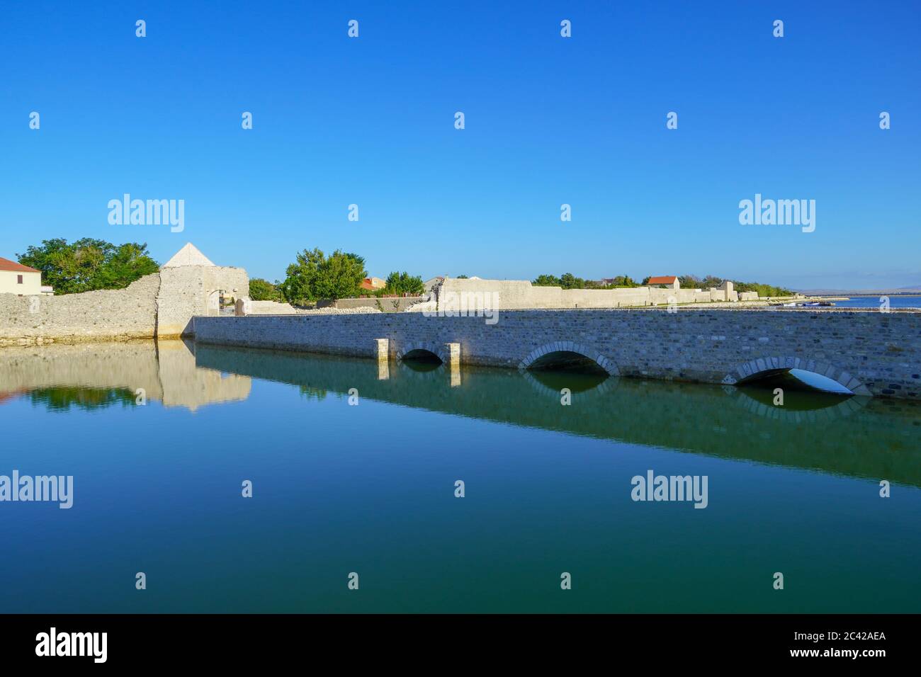 Ponte e antiche mura difensive della città medievale di Nin in Dalmazia ...