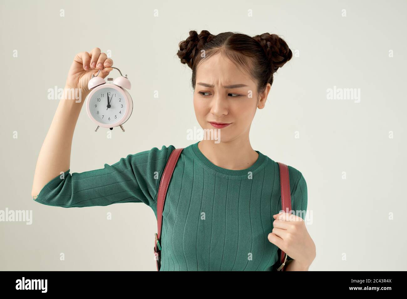 giovane bella donna sentendosi perplessa e confusa, con un'espressione ...