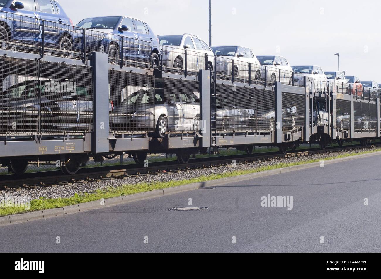 Auto su un treno immagini e fotografie stock ad alta risoluzione - Alamy