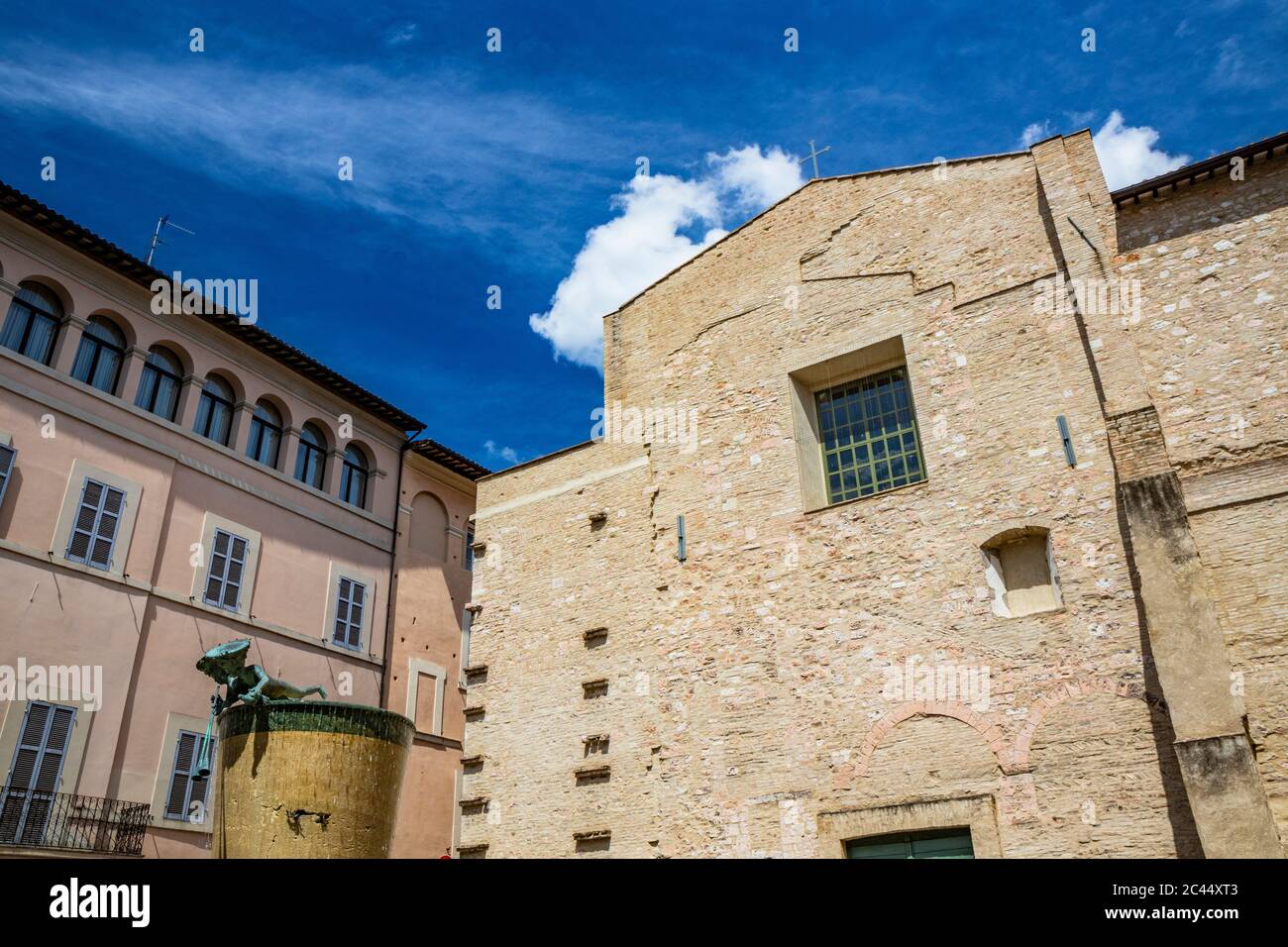 Un antico edificio in mattoni nel centro storico di Foligno. Il cielo ...