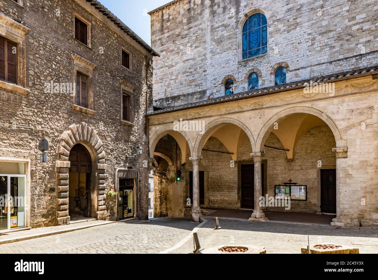 La cattedrale medievale di San Giovenale nell'antico borgo di Narni. La ...