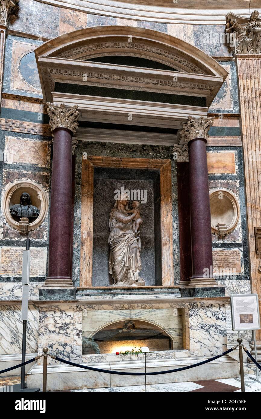 Pantheon di Roma: Edicola con la tomba di Raffaello Sanzio, sormontata ...