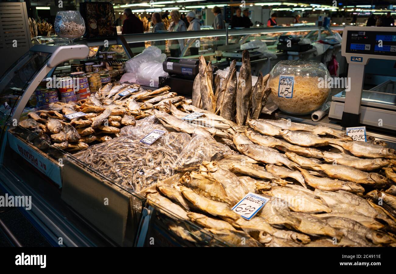 RIGA, LETTONIA - 27 GIUGNO 2019: Pesce nel mercato centrale. Il mercato ...