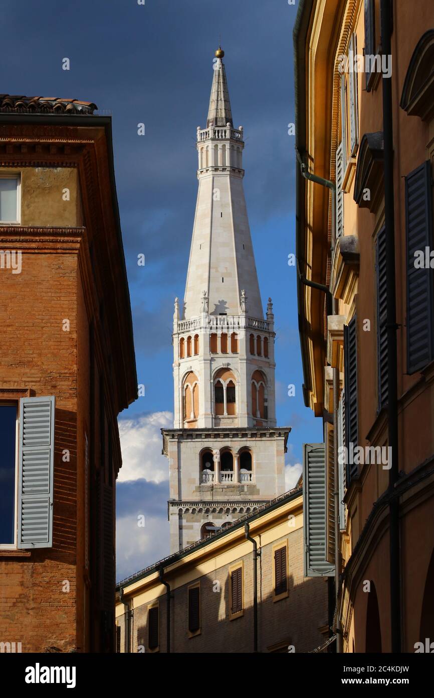 Torre Ghirlandina (Garland), Modena, Italia, simbolo storico della ...