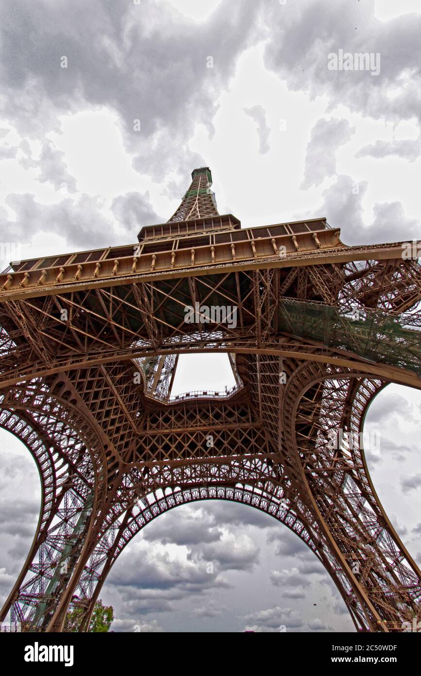 La torre eiffel tour champ de mars iconico punto di riferimento in ...