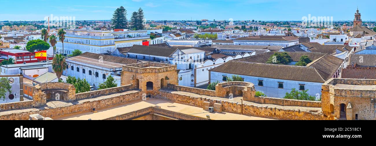 La Torre del Homenaje del castello di Castillo de Santiago si affaccia ...