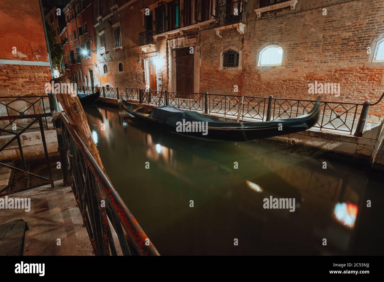 Venezia Gondola barca in piccolo canale nella città lagunare Venezia di ...