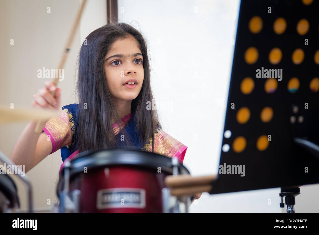 Ragazza che suona la batteria immagini e fotografie stock ad alta ...