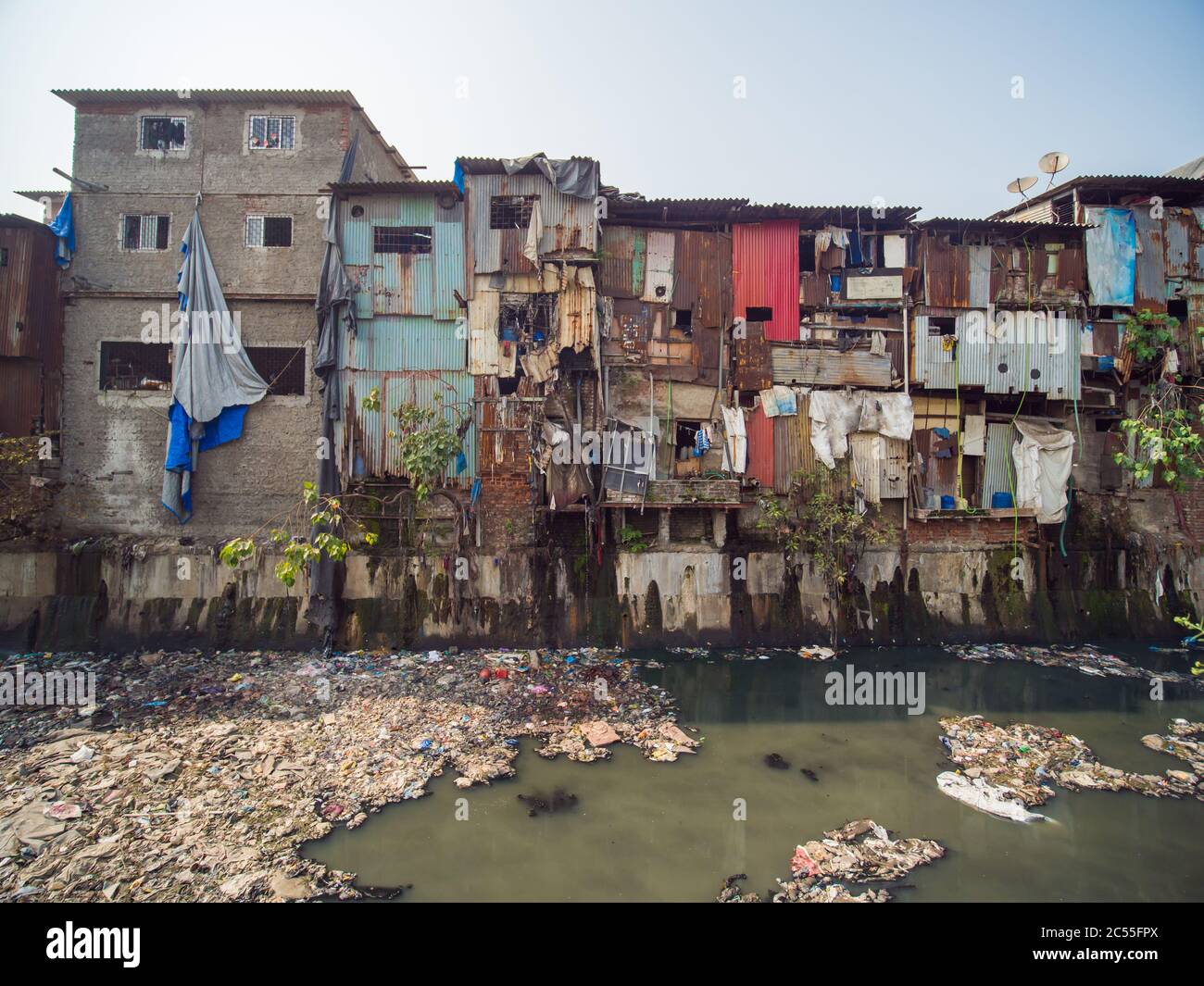Poveri e impoveriti quartieri degradati di Dharavi nella città di Mumbai Foto stock - Alamy