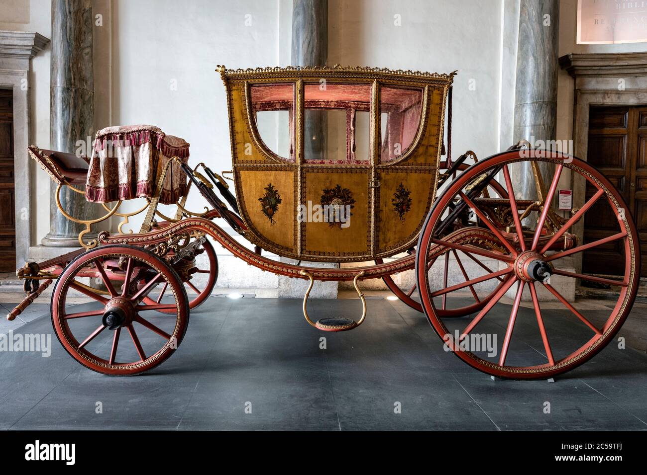 Palazzo braschi immagini e fotografie stock ad alta risoluzione - Alamy