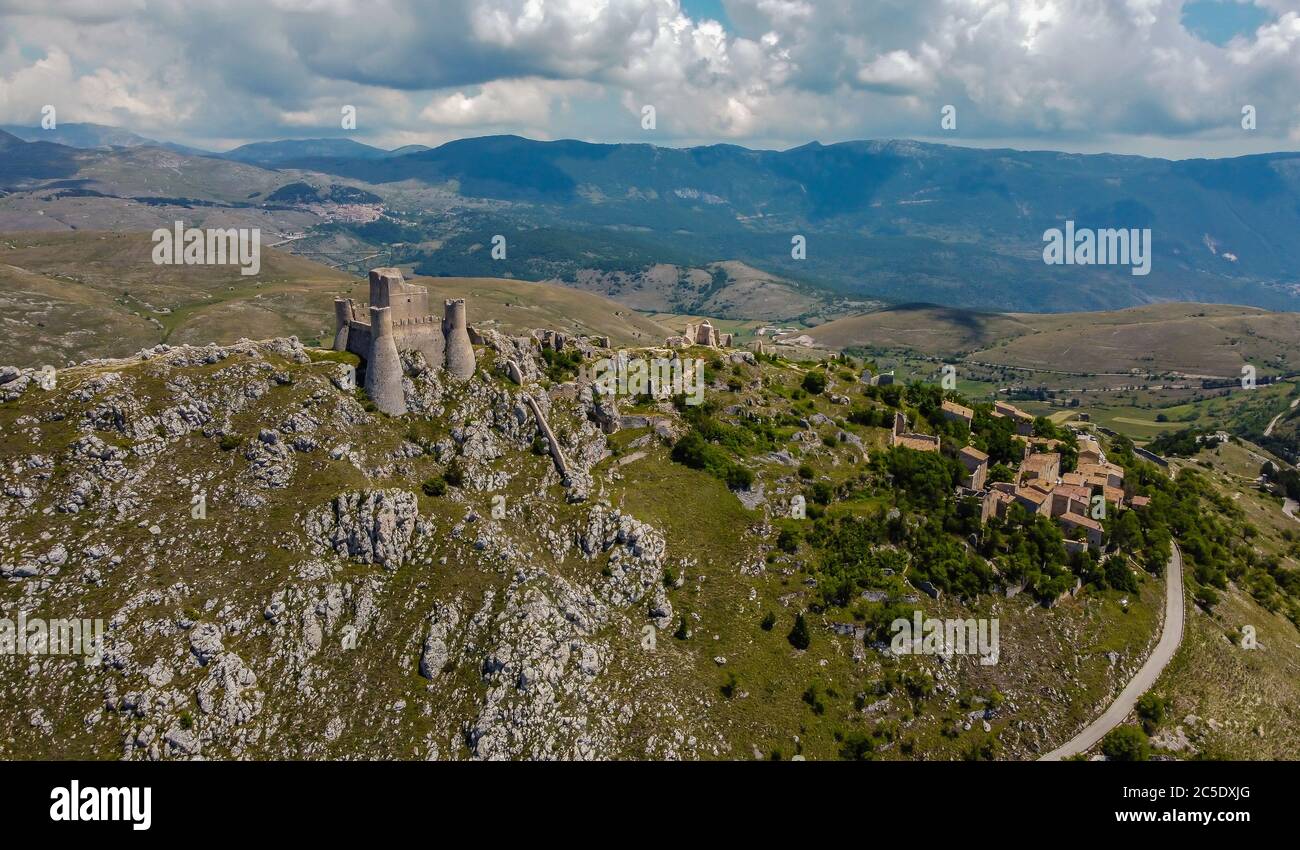 Antico castello medievale di Rocca Calascio e il borgo medievale di ...