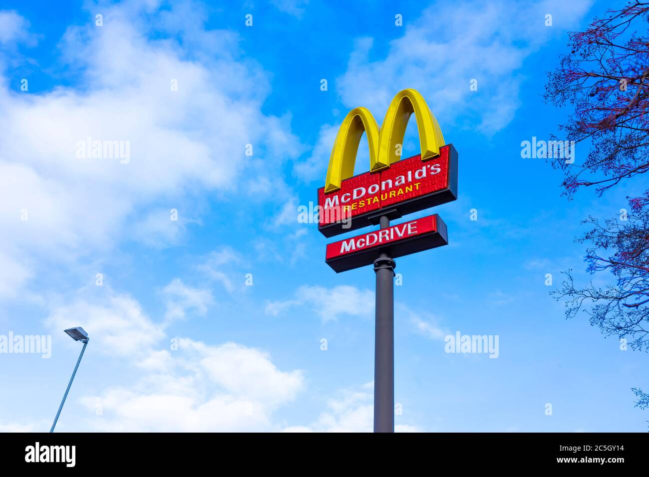 Finlandia, Kotka - 18 febbraio 2020: Cartello McDonald's Restaurant ...