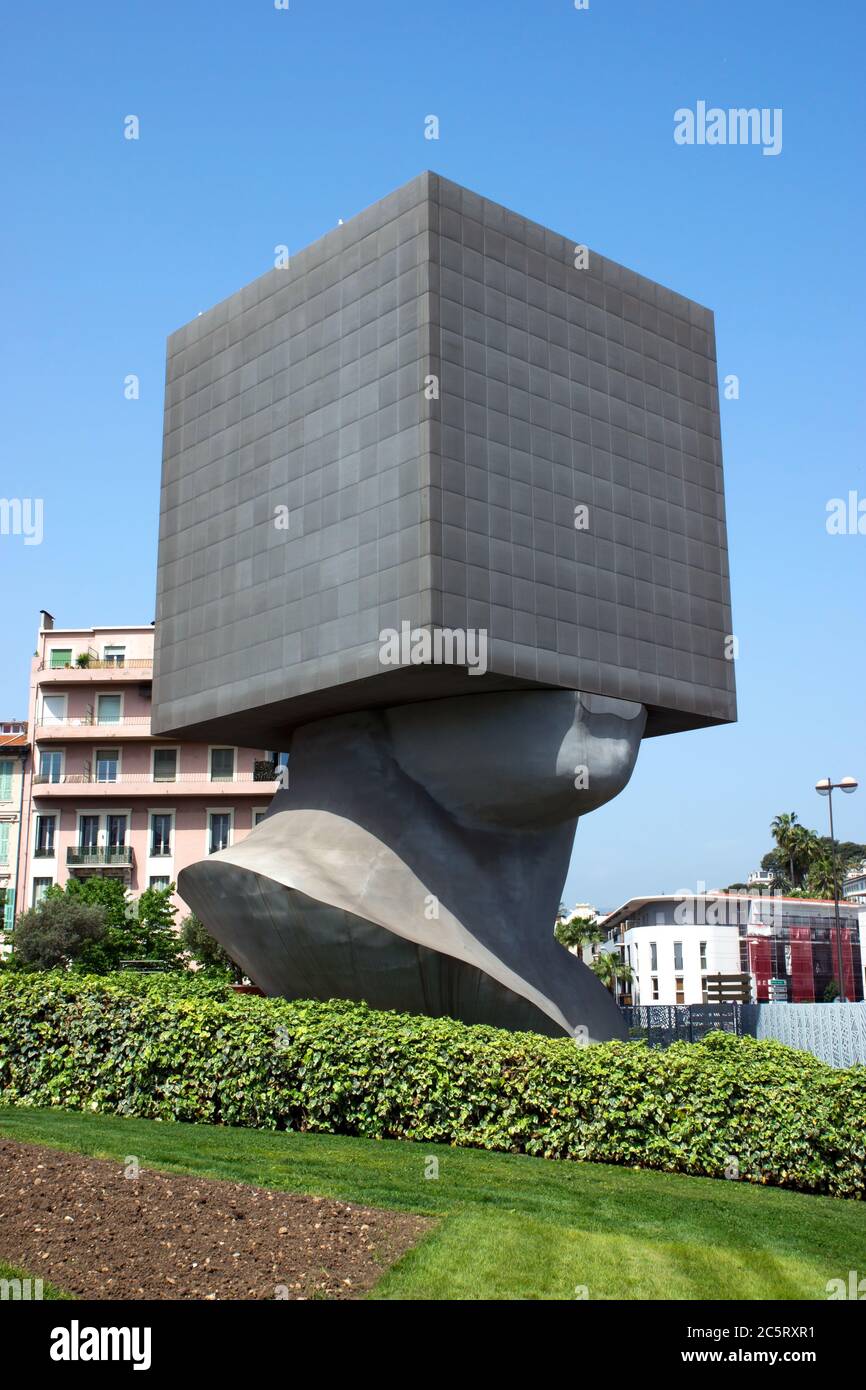 Edificio de forma cuadrada immagini e fotografie stock ad alta ...