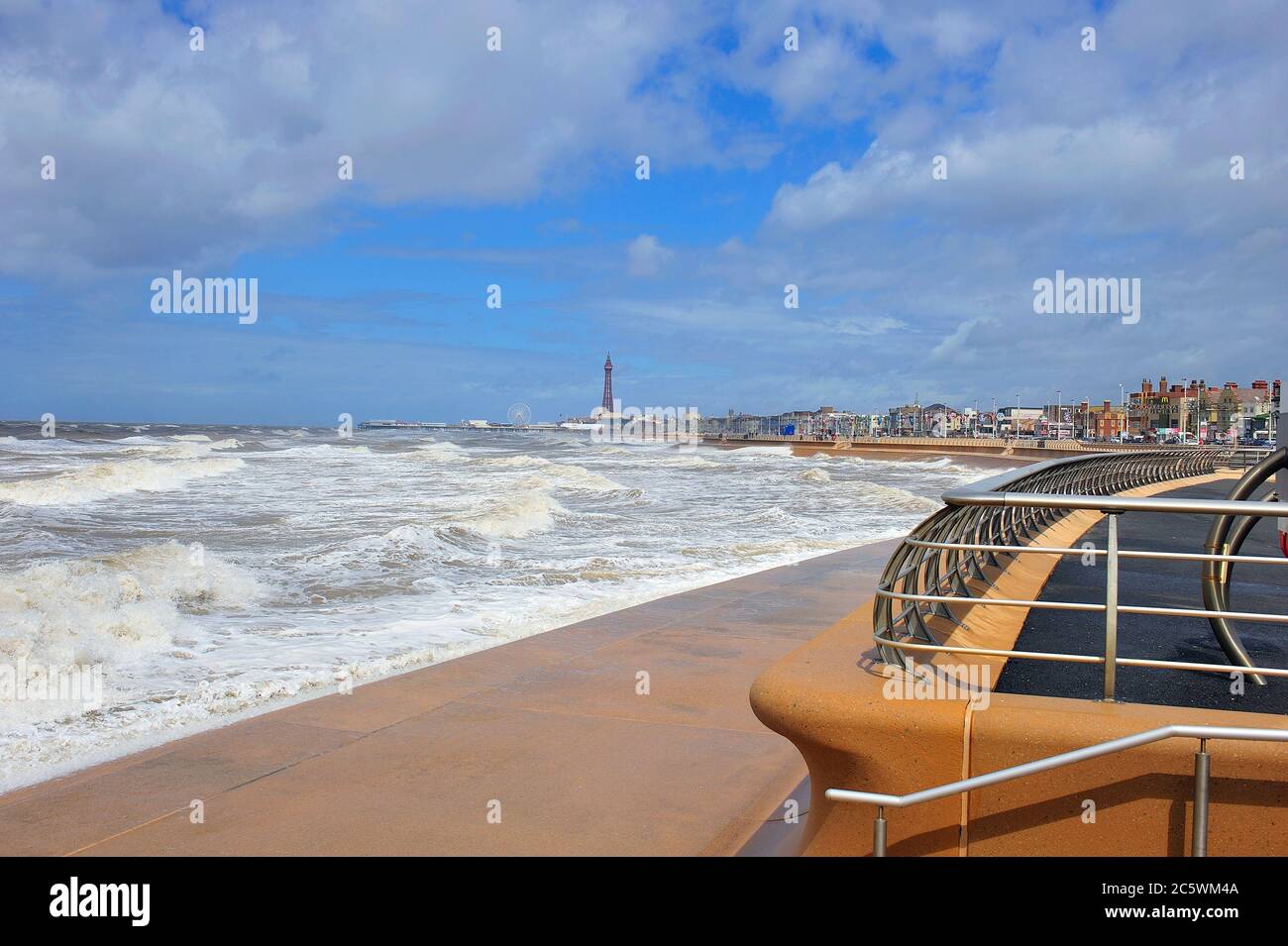 Venti forti non stagionali colpiscono Blackpool il primo fine settimana ...