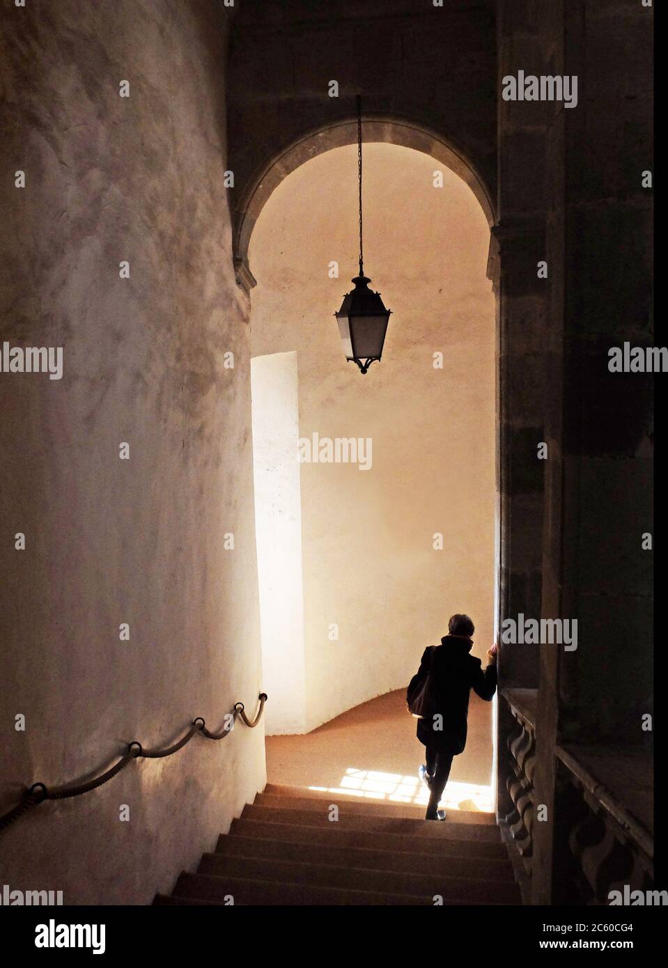 Una donna che scende una scala immagini e fotografie stock ad alta ...