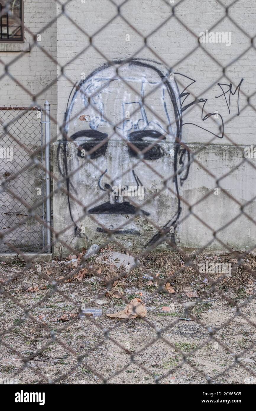 Graffiti su vecchi edifici immagini e fotografie stock ad alta ...