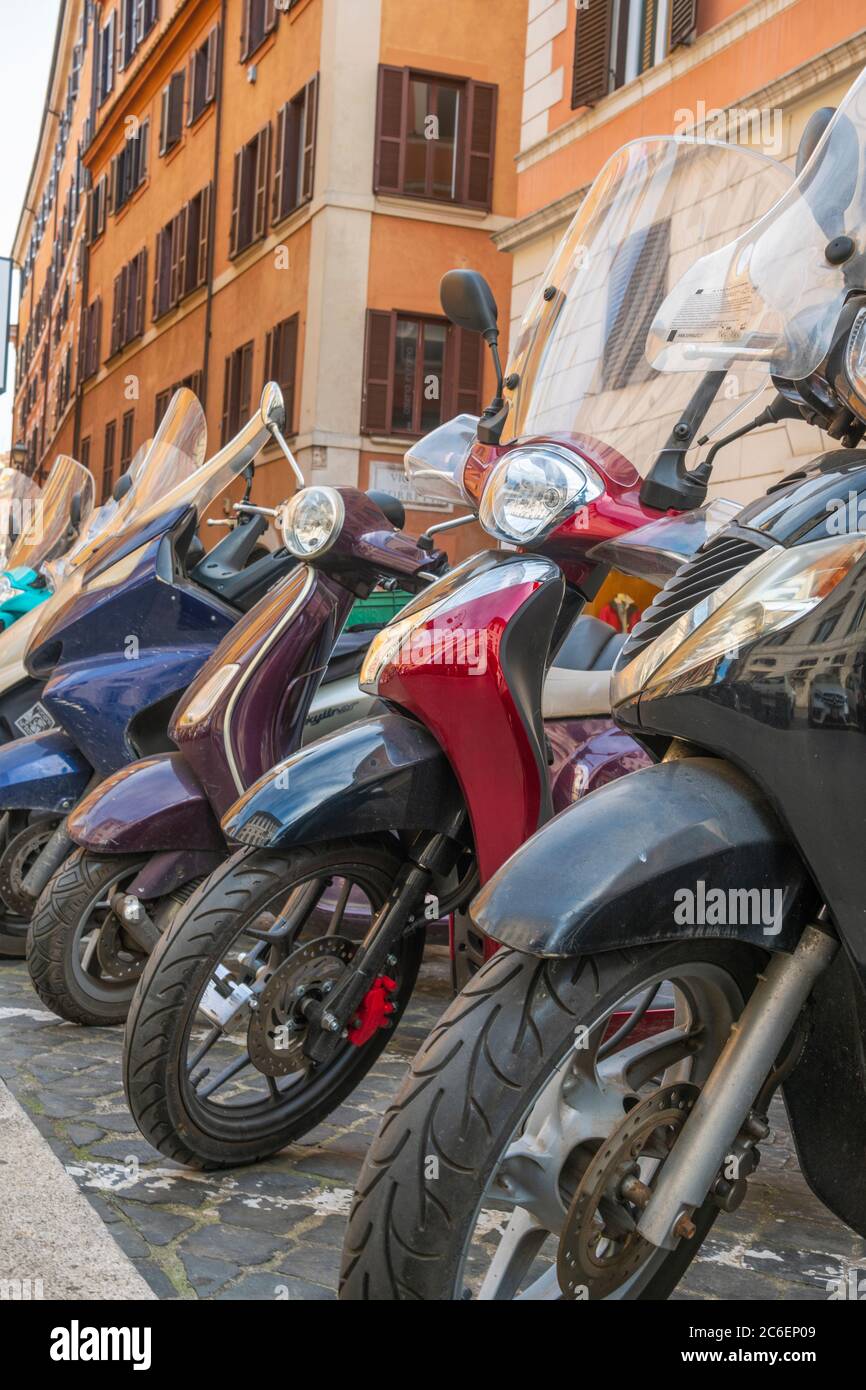 Scooters rome immagini e fotografie stock ad alta risoluzione - Alamy