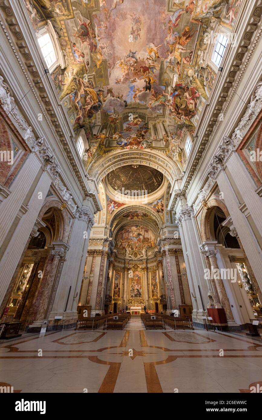 Roma, Italia - 16 Feb 2020: Volte dipinte della chiesa di Sant'Ignazio ...