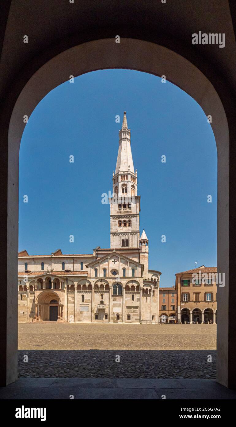Il Duomo di Modena e Piazza Grande si vedono attraverso un arco portico ...
