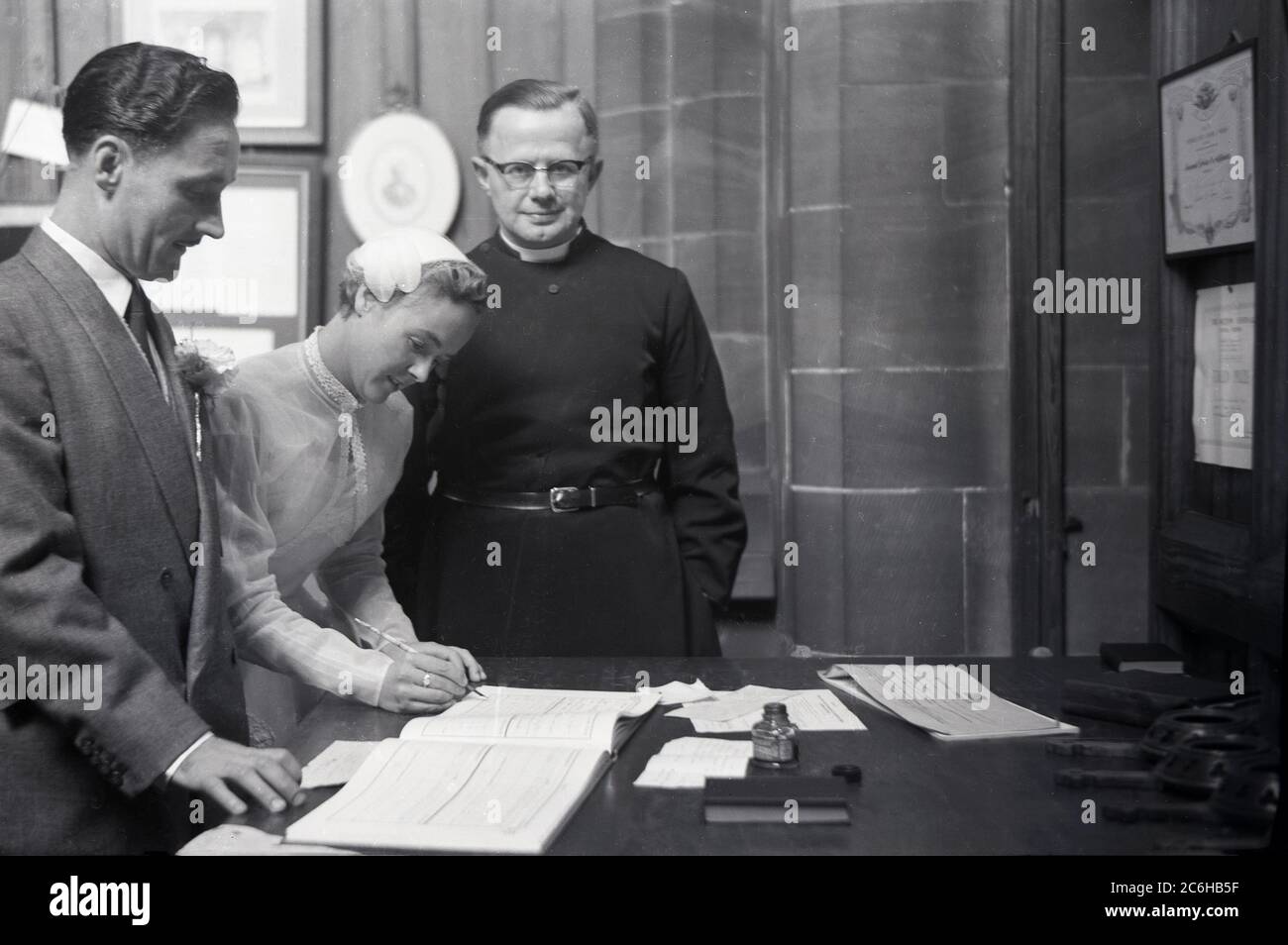 Sacerdote cristiano negli anni '40 immagini e fotografie stock ad alta ...