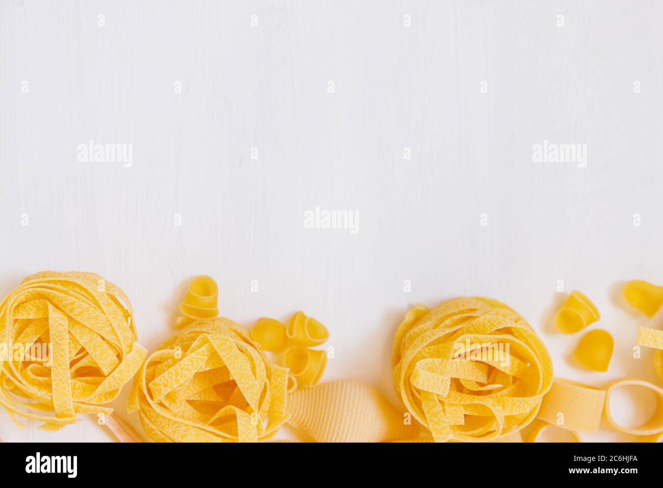 Pasta varia cruda su sfondo bianco di legno. Vista dall'alto. Pasta ...