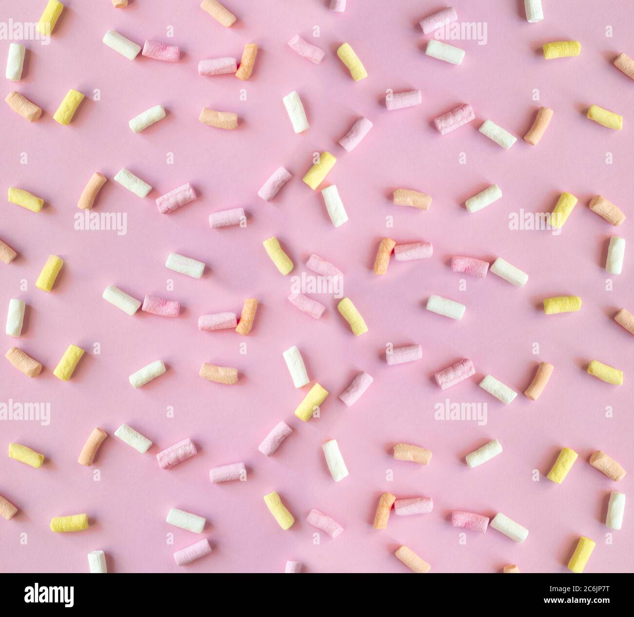 Caramelle color pastello su sfondo rosa Foto stock - Alamy