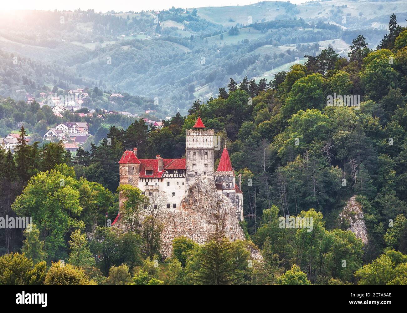 Paesaggio con castello medievale di Bran noto per il mito di Dracula ...