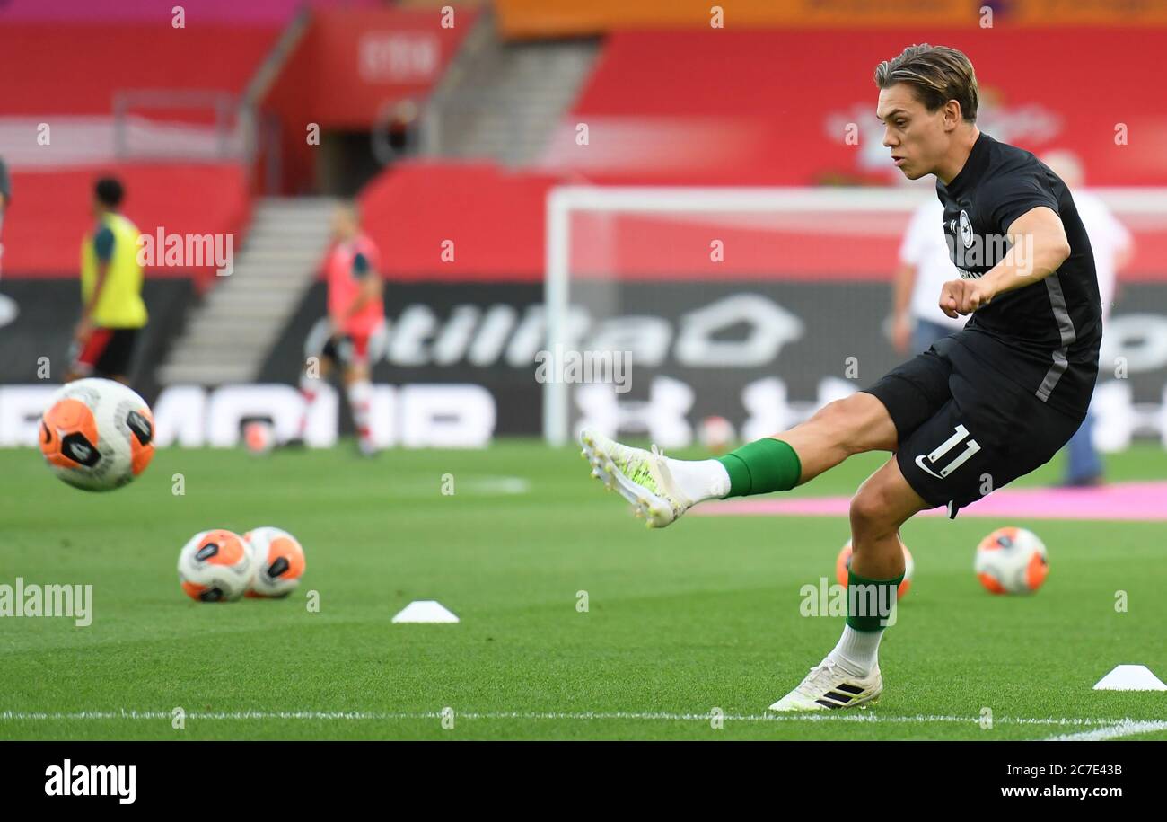 Brighton e Hove Albion's Leandro Trossard si riscaldano prima del ...
