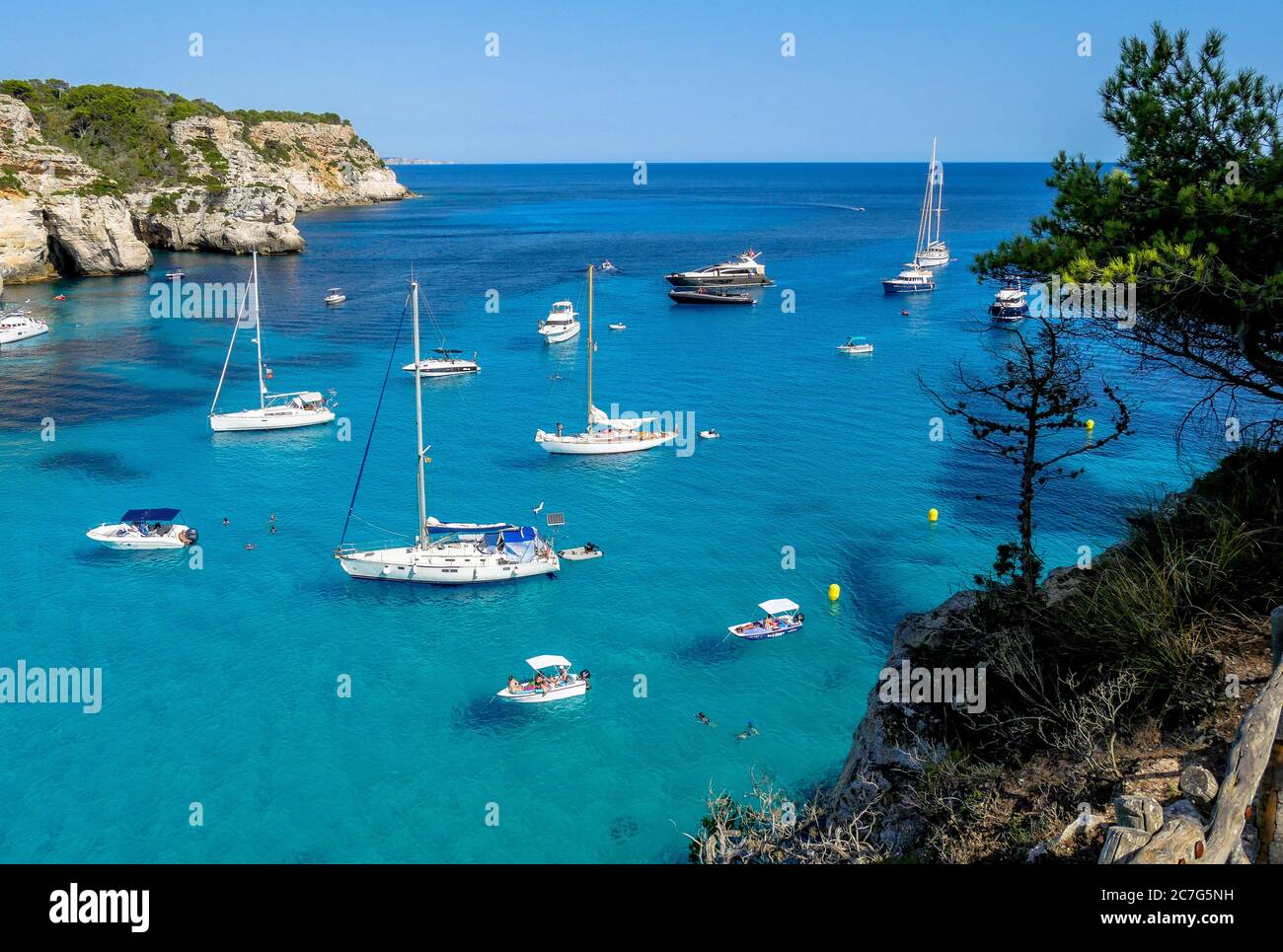 Cala Macarella, una delle spiagge più famose dell'isola di Minorca Foto ...