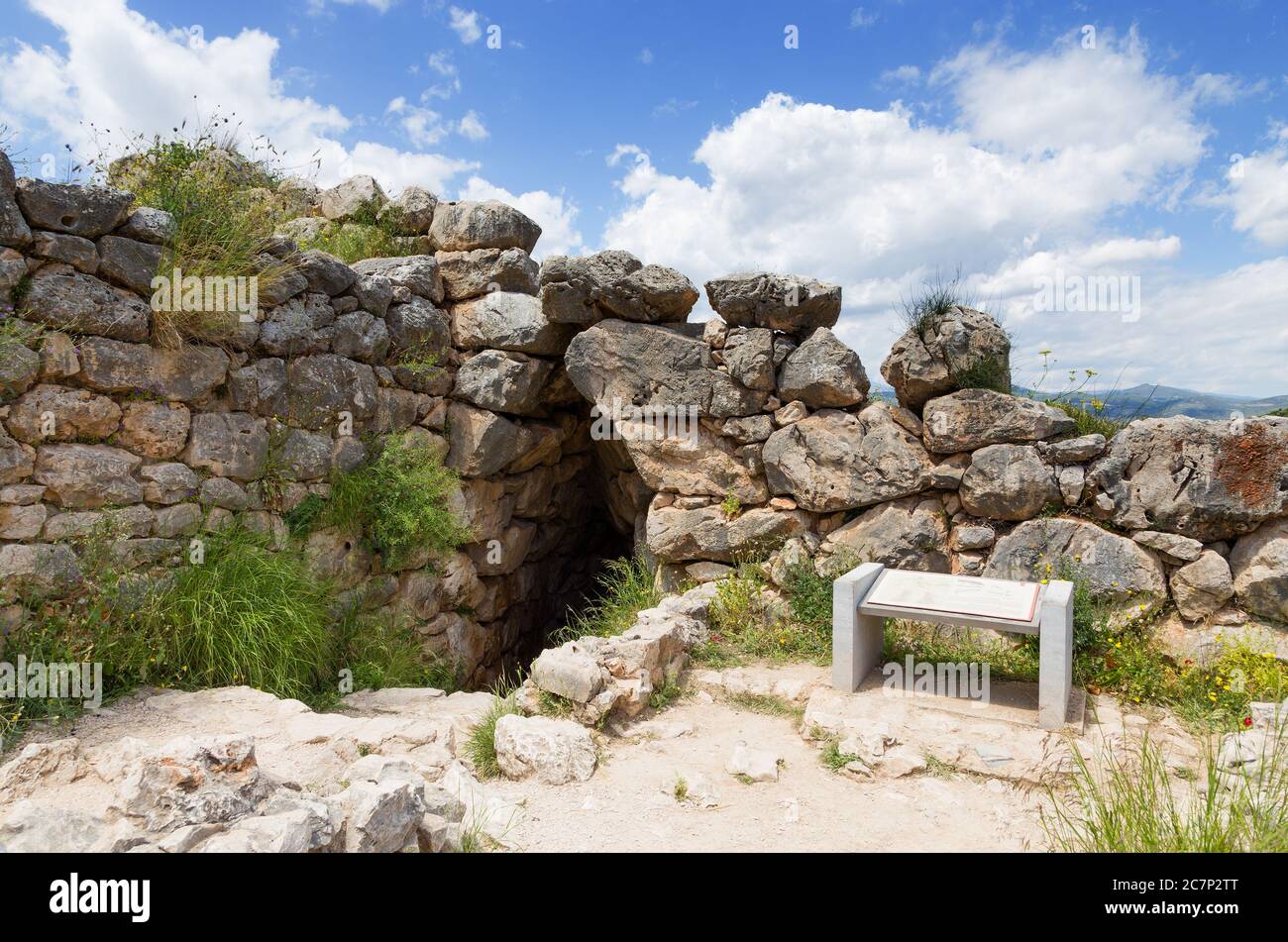 La Cisterna sotterranea nell'antica Micene, Peloponneso, Grecia Foto ...