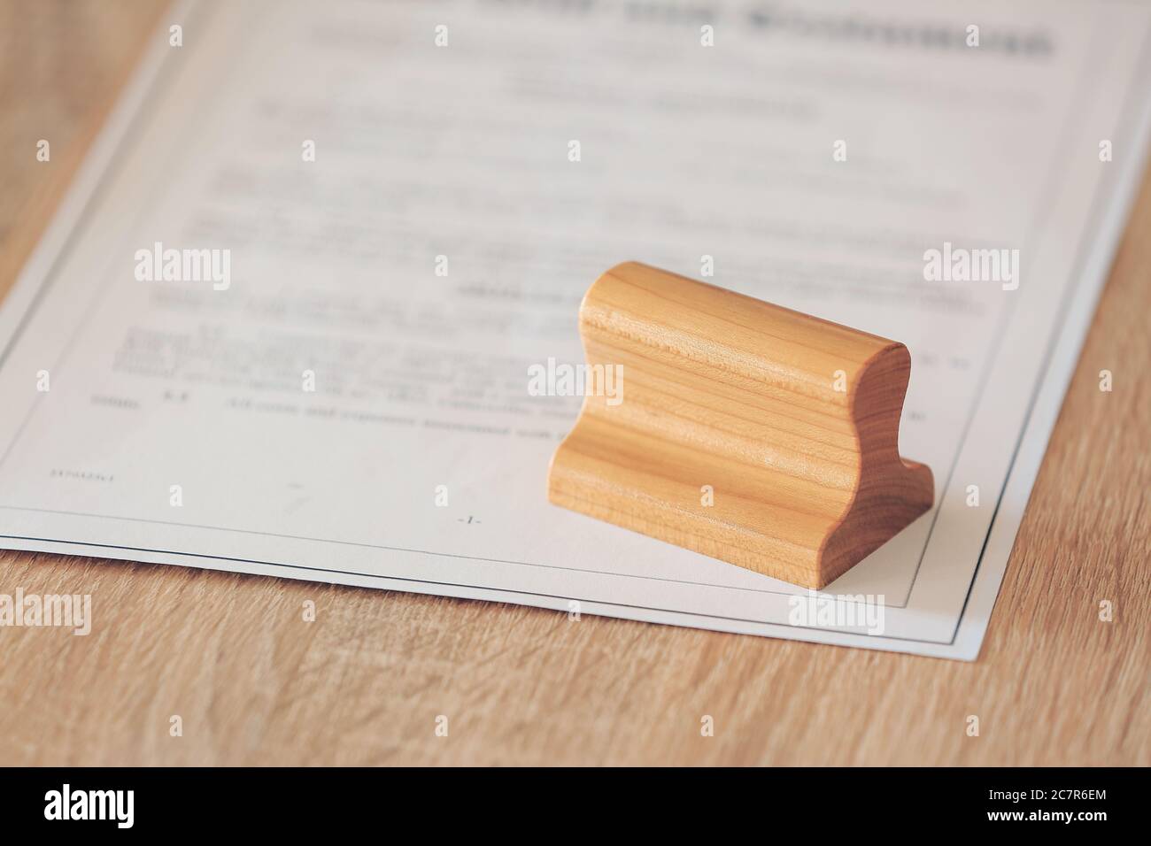 Documento e timbro sulla tabella di pubblico notaio Foto stock - Alamy