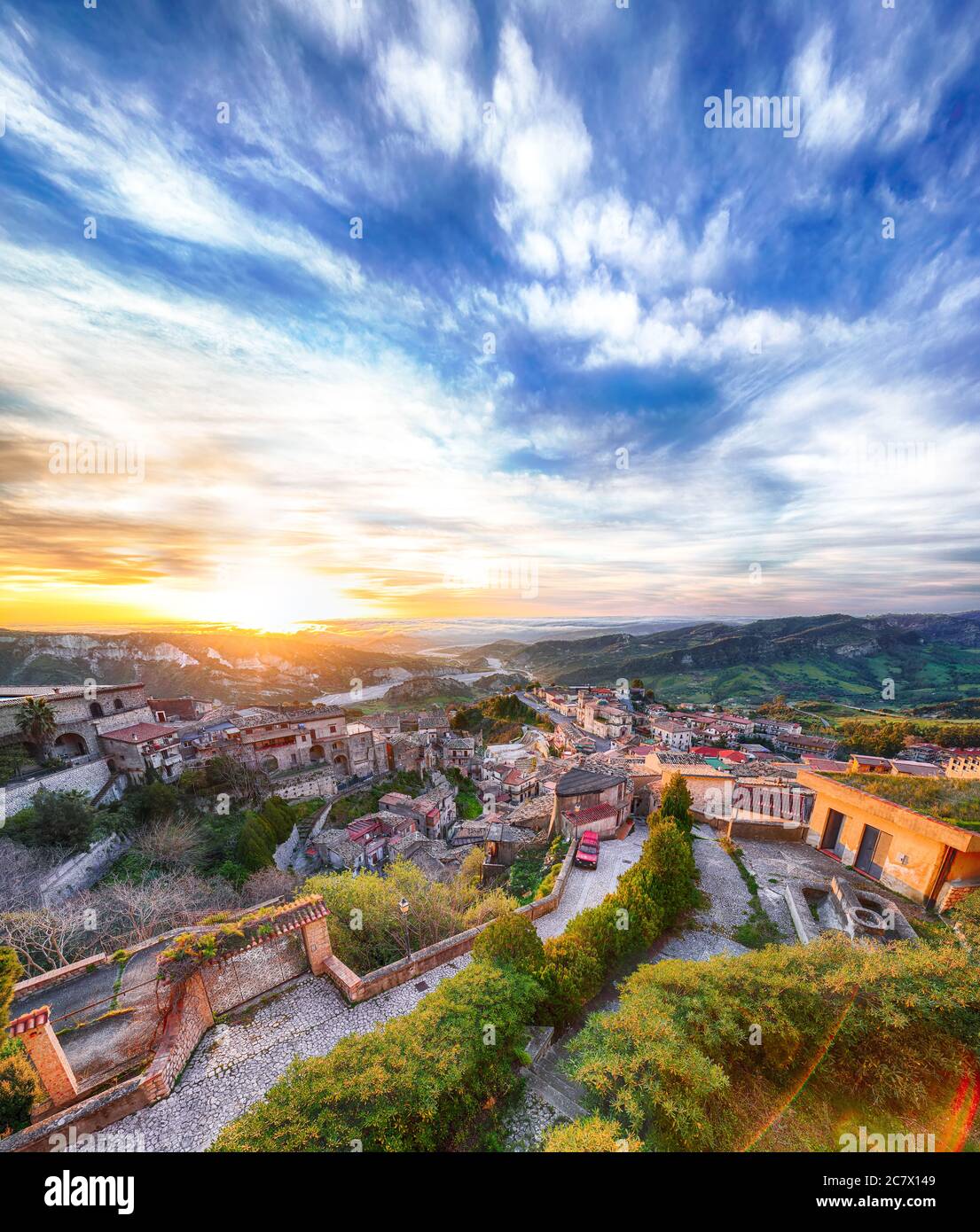 Alba sul famoso borgo medievale di stilo in Calabria. Vista sulla città ...