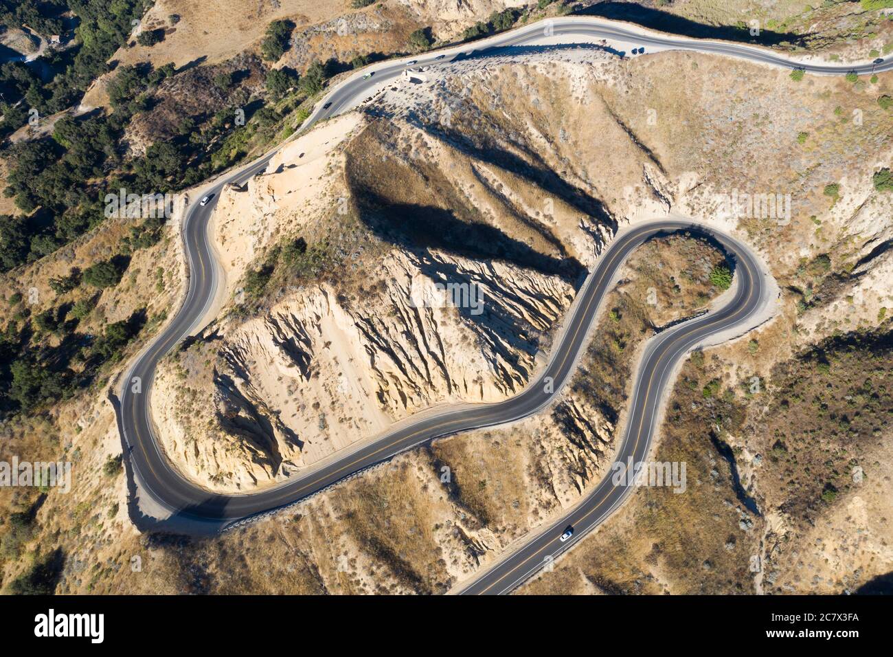 Winding road aerial immagini e fotografie stock ad alta risoluzione - Alamy