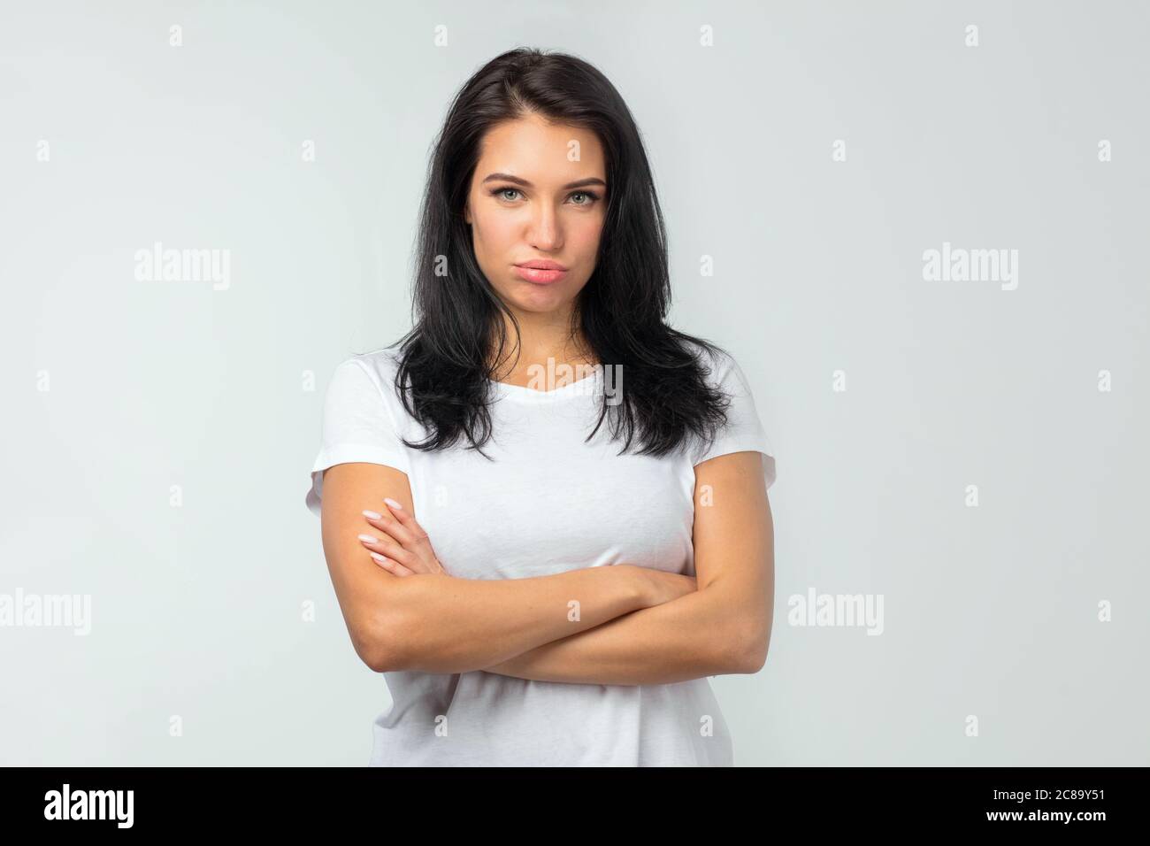 rancore bella ragazza in piedi con le braccia incrociate ...