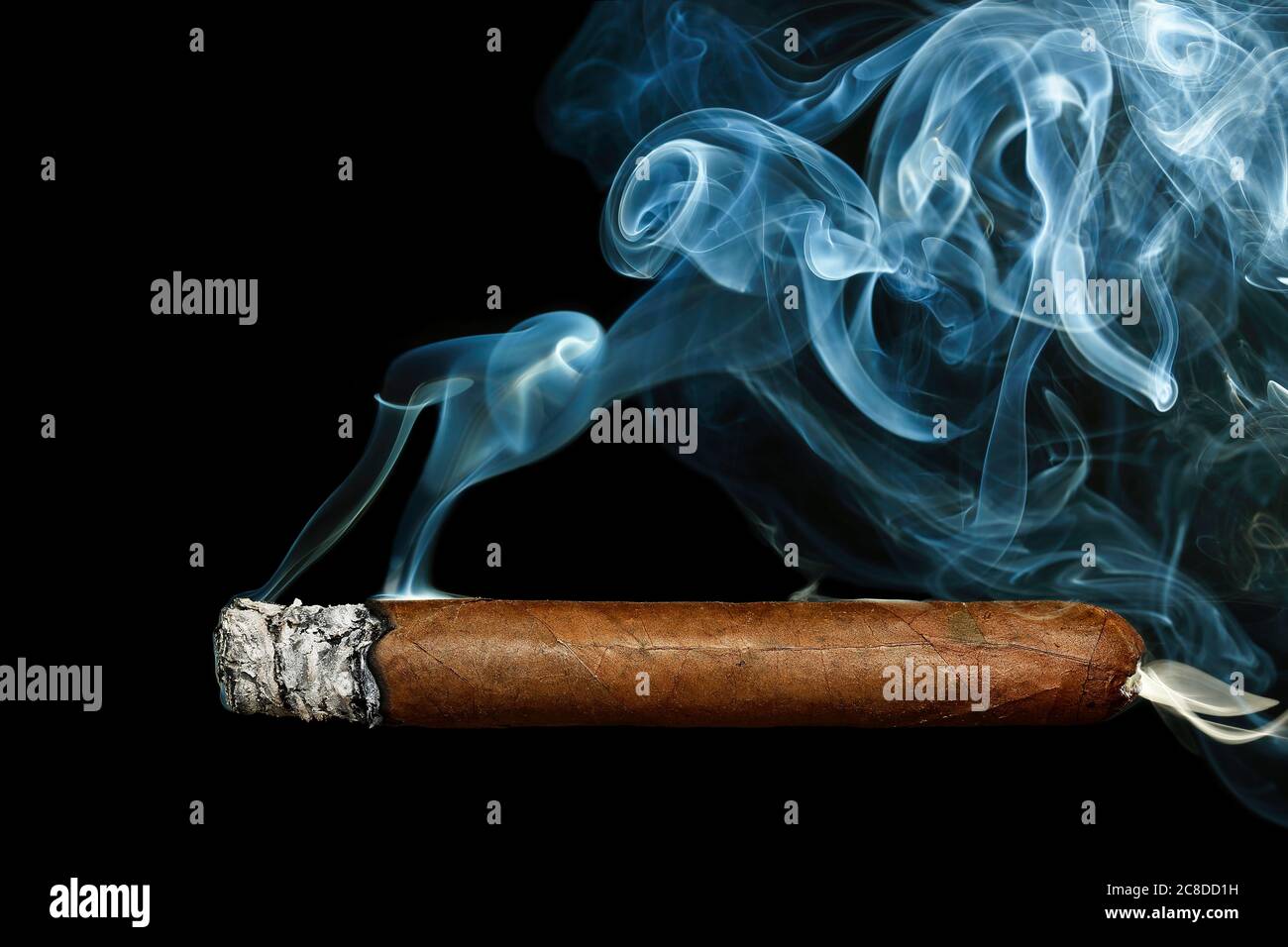 Sigaro acceso con fumo di sigaro immagini e fotografie stock ad alta ...