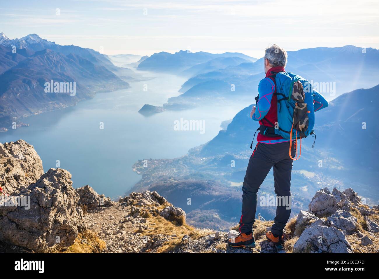 Escursionista in piedi al lago di montagna immagini e fotografie stock ...