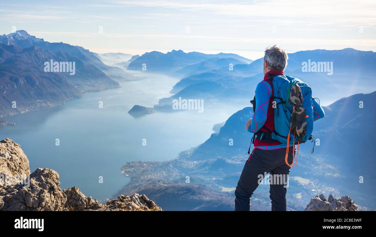 Escursionista in piedi sulla montagna immagini e fotografie stock ad ...