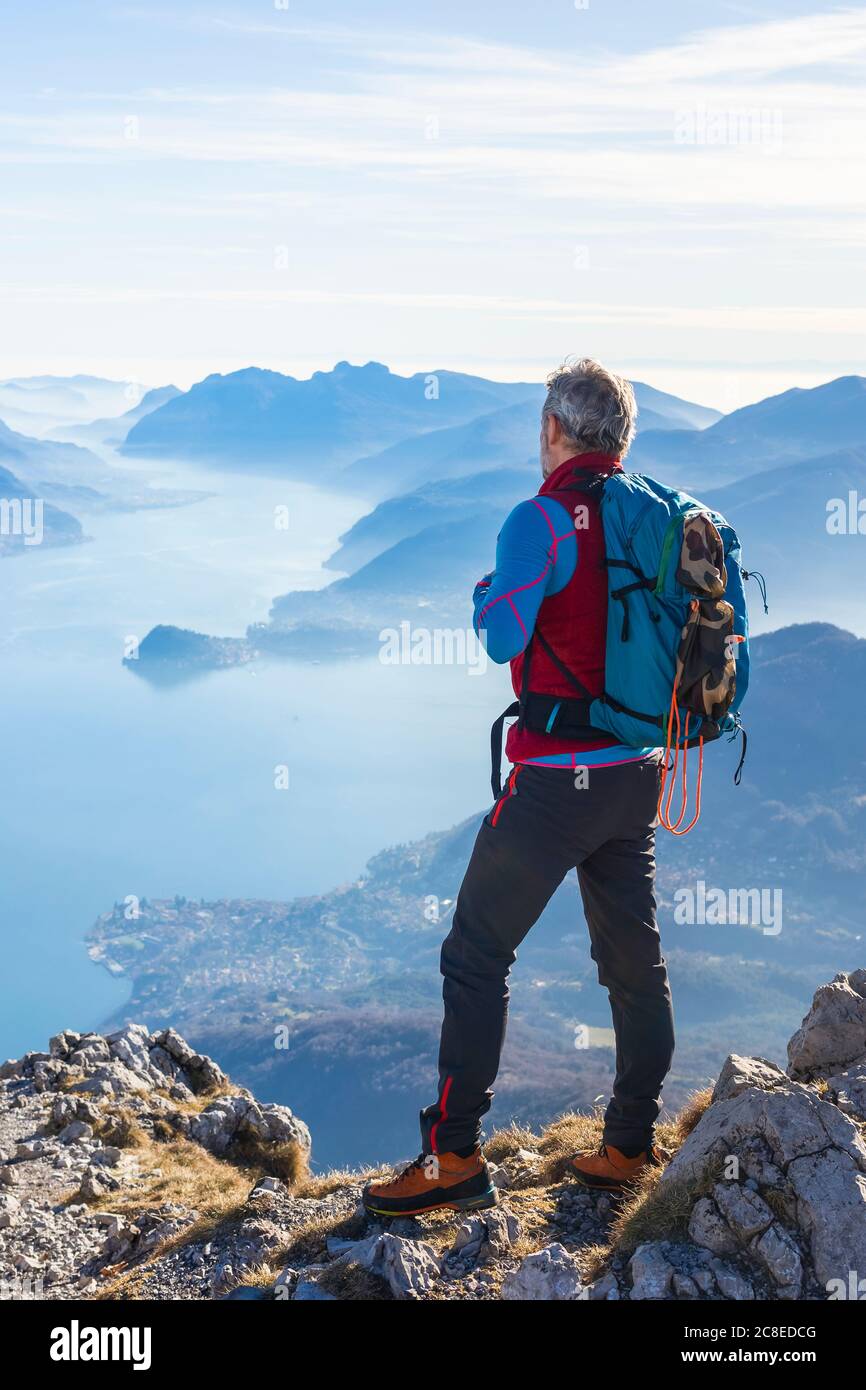 Escursionista in piedi al lago di montagna immagini e fotografie stock ...