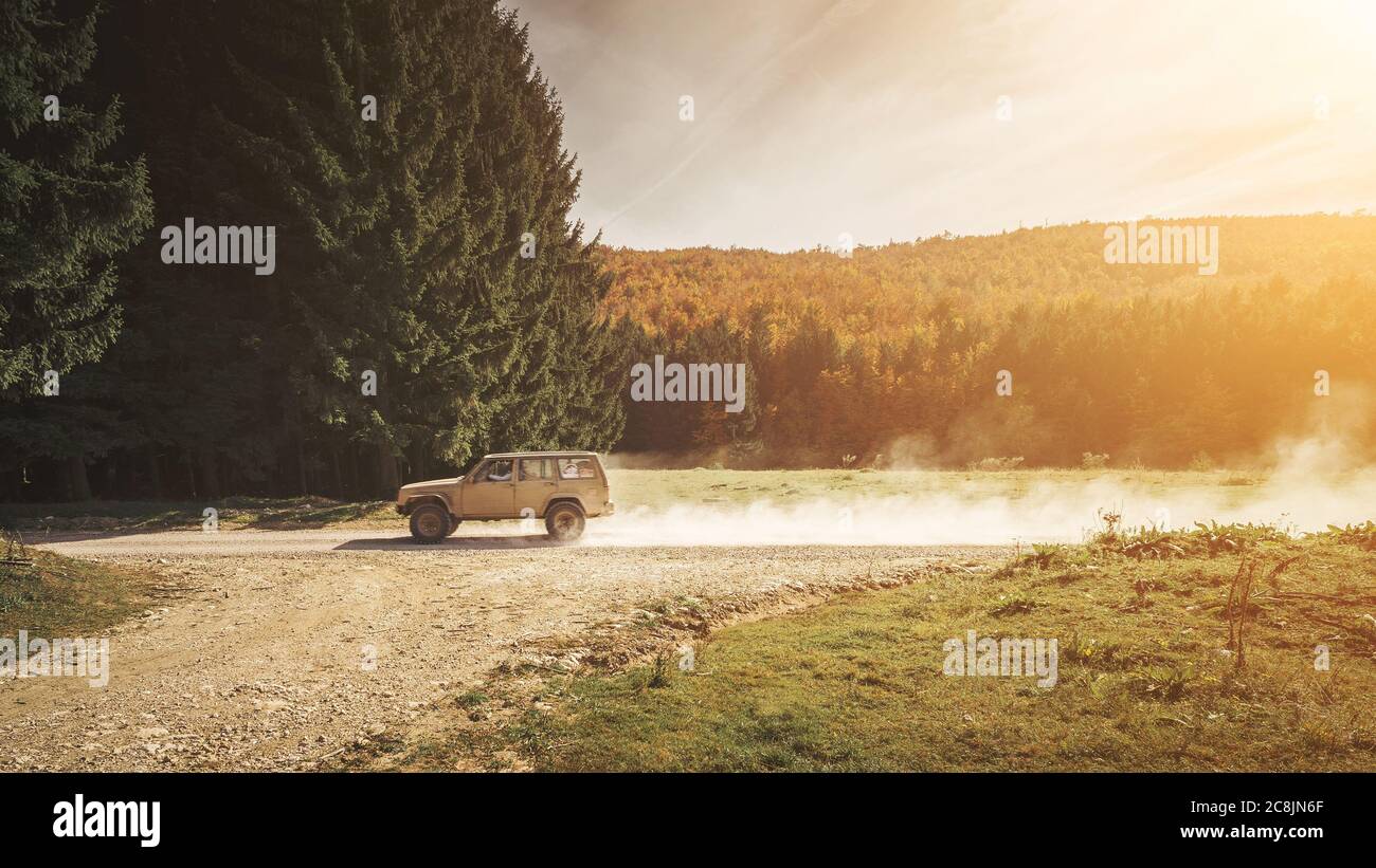 Accelerando 4x4 immagini e fotografie stock ad alta risoluzione - Alamy