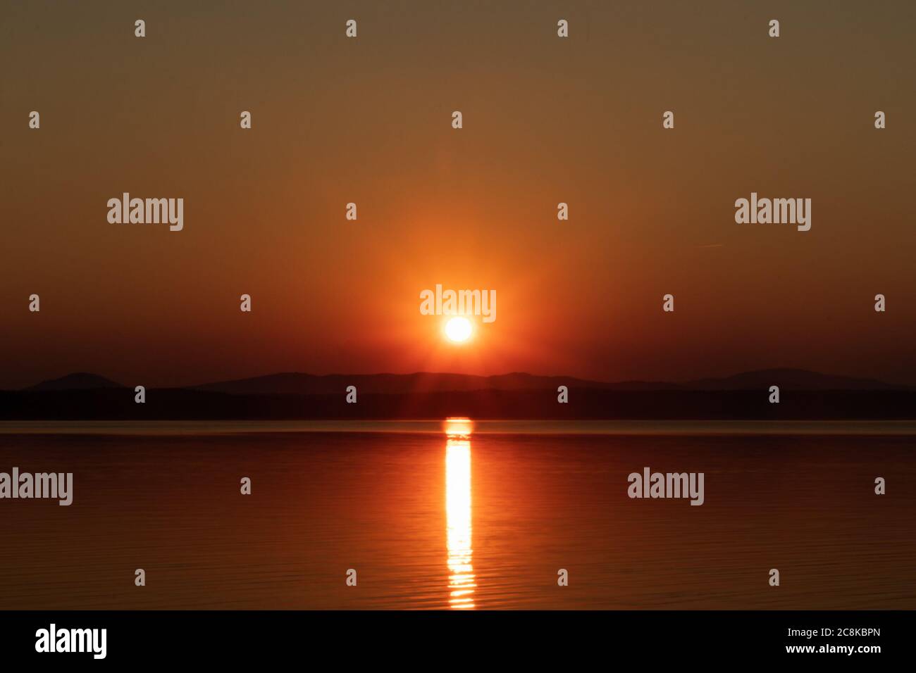 Nella sagoma della montagna posteriore all'orizzonte immagini e ...