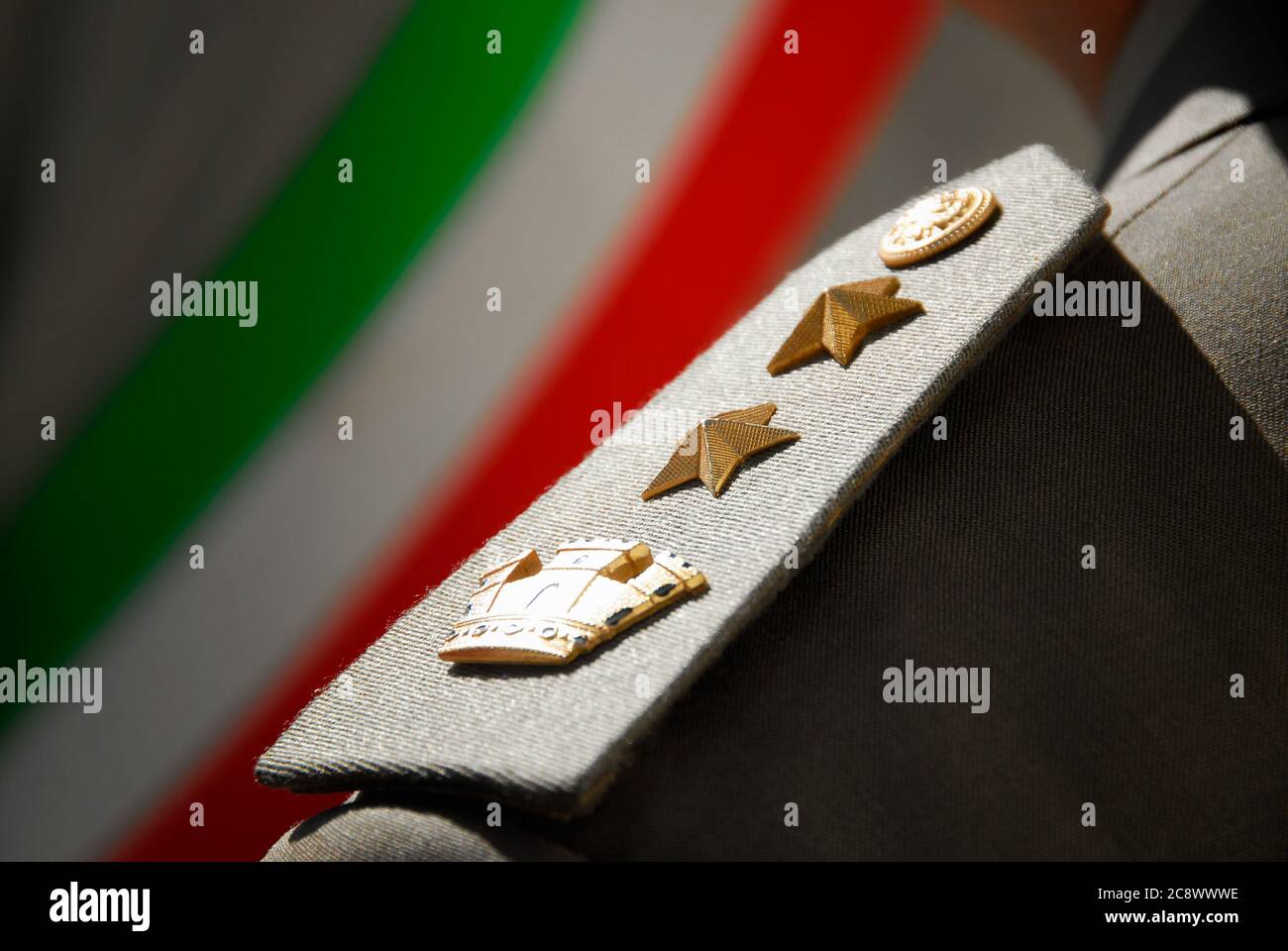 Primo piano della spalla con rango di tenente colonnello dell'esercito ...