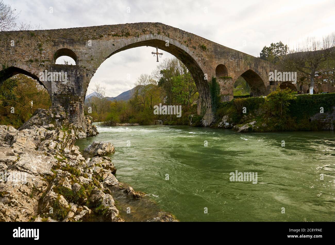 Il ponte romano con la Croce Cruz de la Victoria, simbolo delle Asturie ...