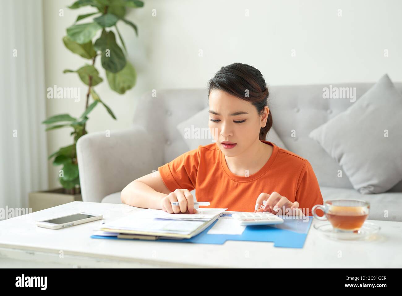 Spese mensili immagini e fotografie stock ad alta risoluzione - Alamy